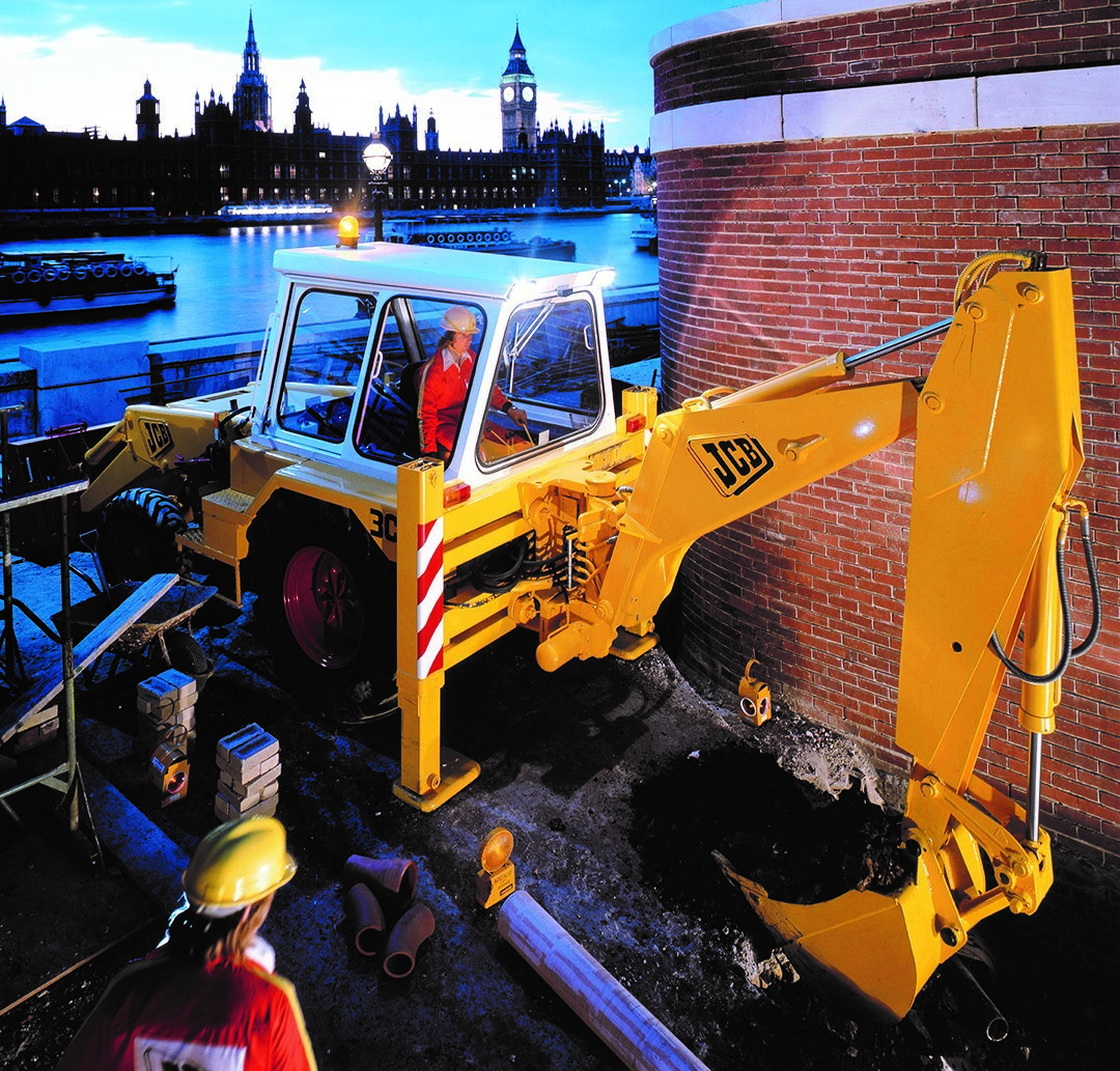 From a Rusting Wreck to a Stunning JCB Restoration