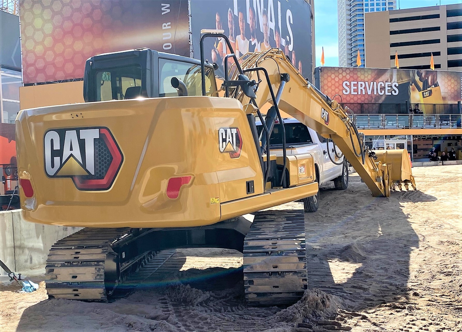 New Cat 13-Tonne Excavator Looks a Class Act