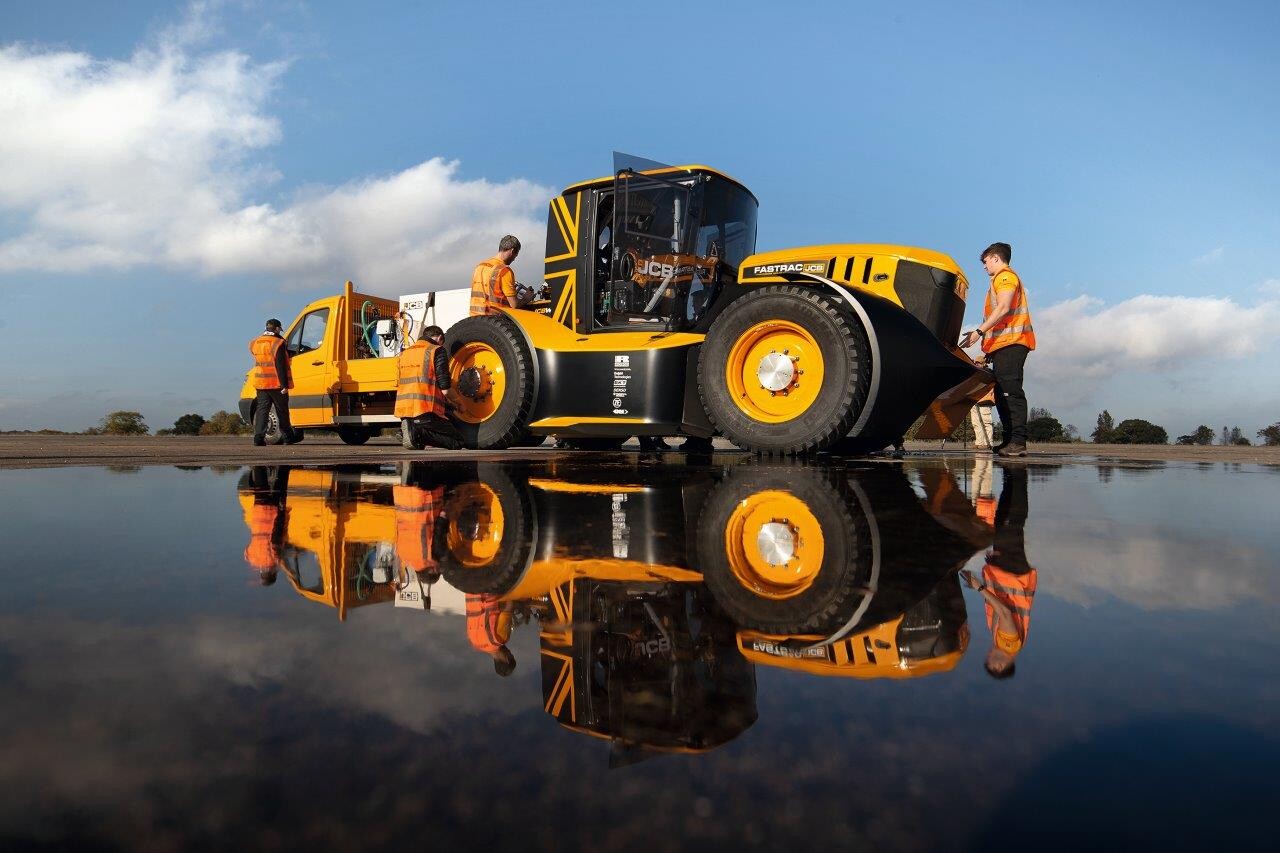 JCB FASTRAC Storms into Record Books as World's Fastest Tractor